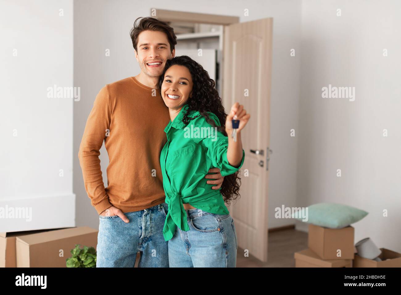 Happy couple showing keys from flat on moving day Stock Photo - Alamy