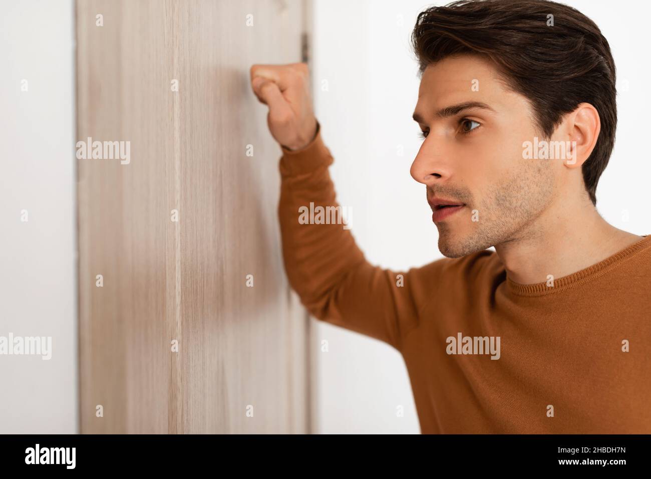 Man door knock hi-res stock photography and images - Alamy
