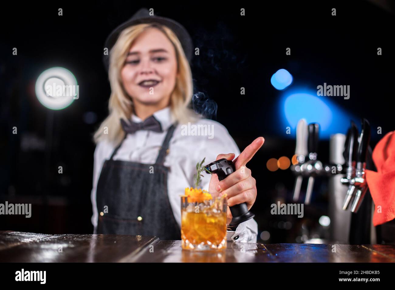 Girl bartender mixes a cocktail on the brasserie Stock Photo - Alamy