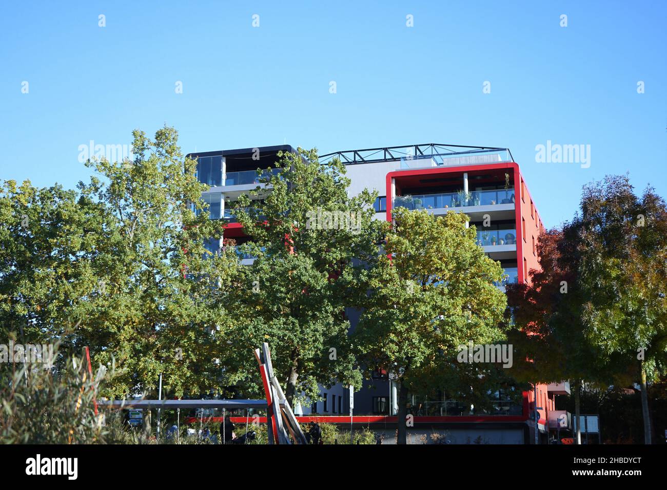 Tall building behind trees hi-res stock photography and images - Alamy