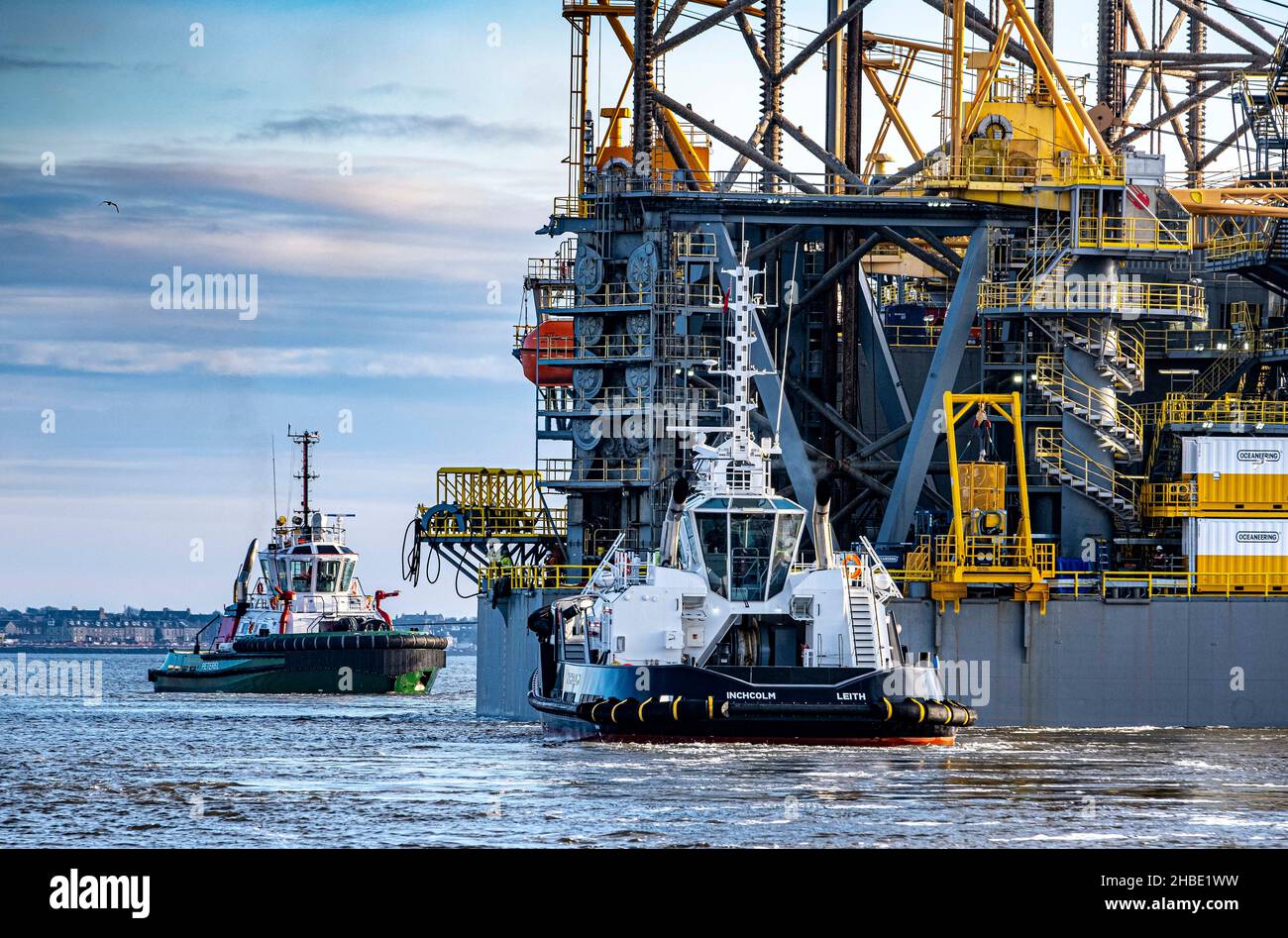 Tug boat towing oil rig hi-res stock photography and images - Alamy