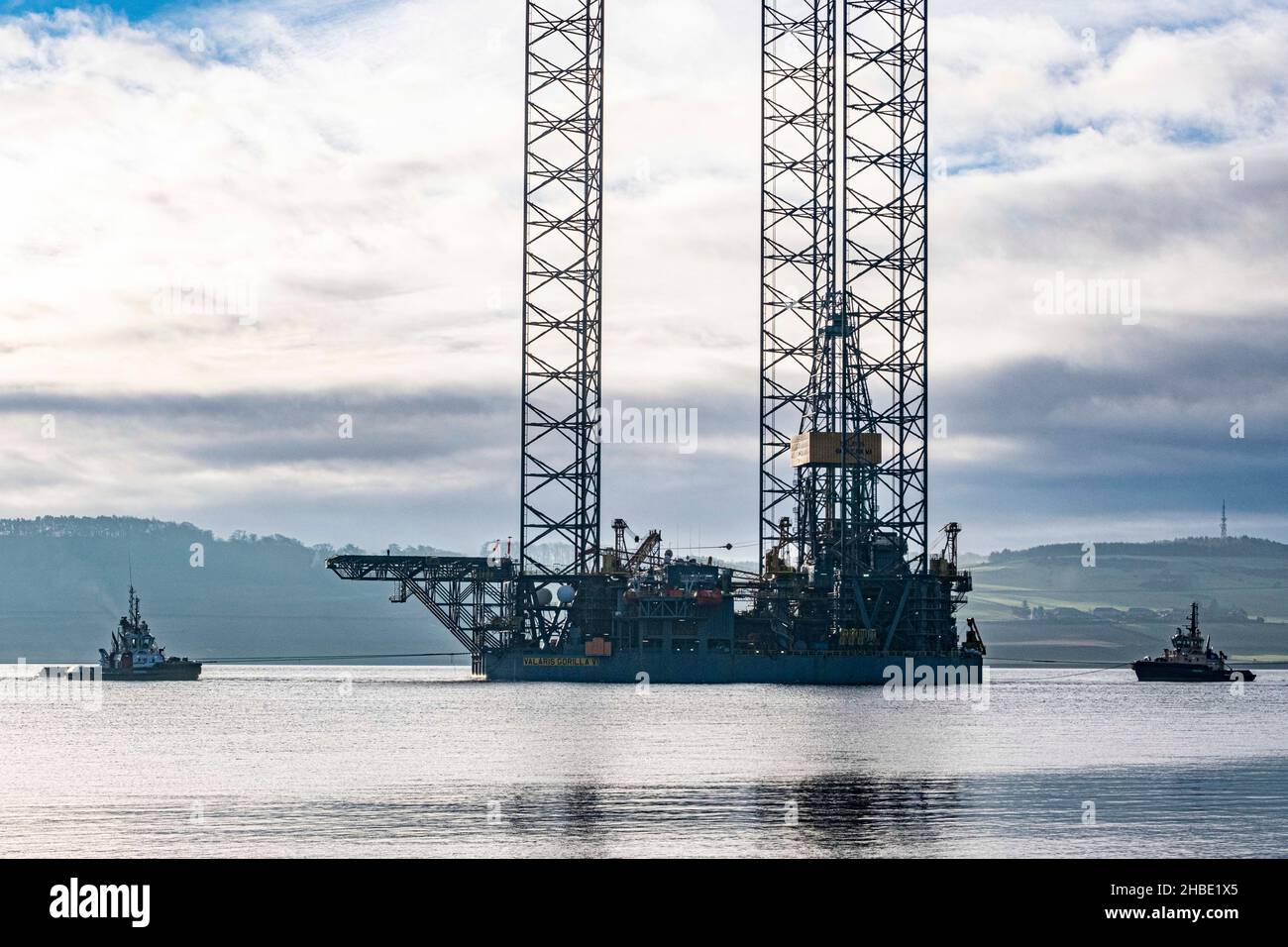 Oil Platform being towed out to sea by tugs Stock Photo - Alamy