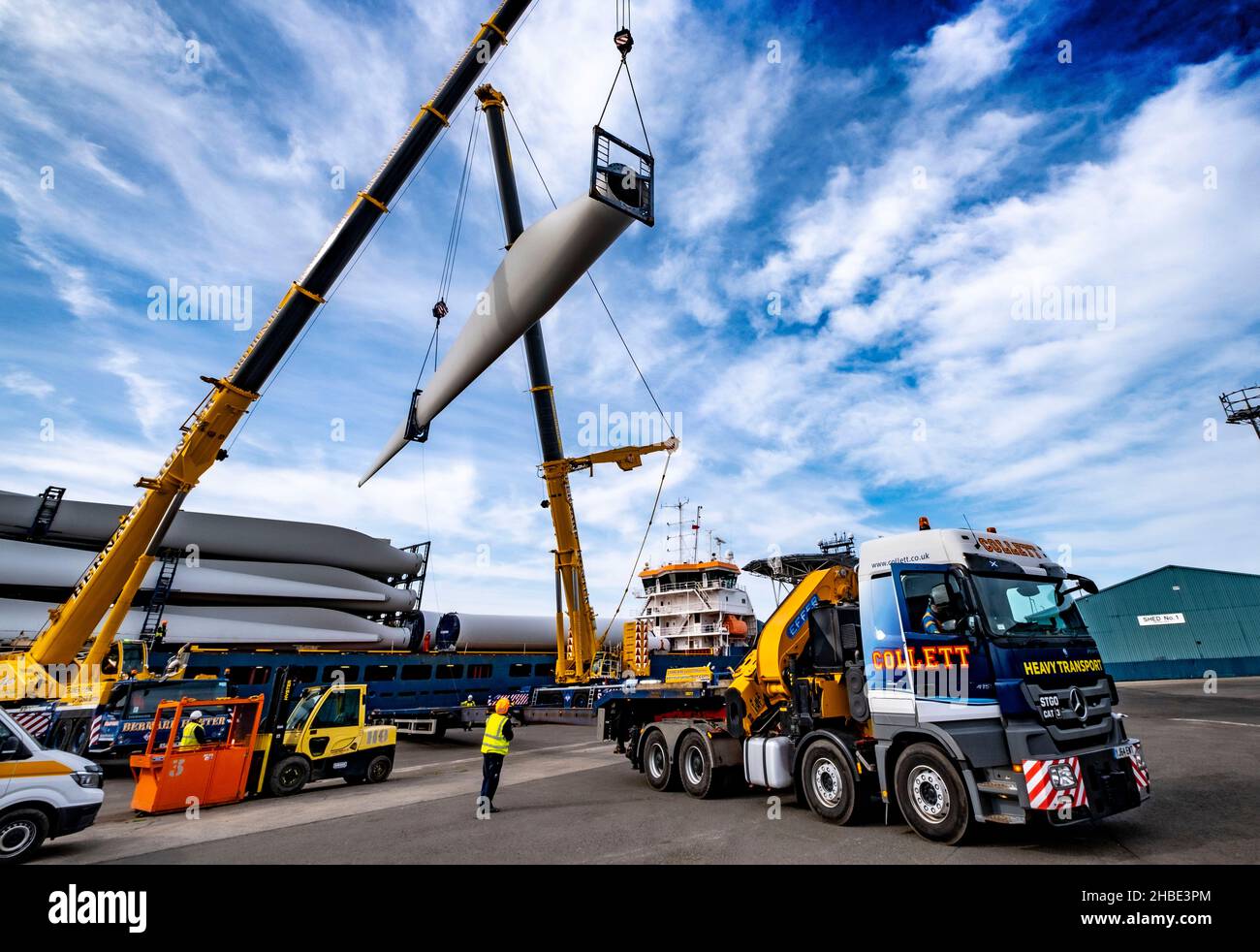 wind turbine blades Stock Photo - Alamy