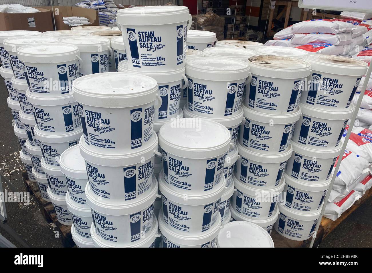 Herrenberg, Deutschland. 19th Dec, 2021. De-icing salt, de-icing salt ...