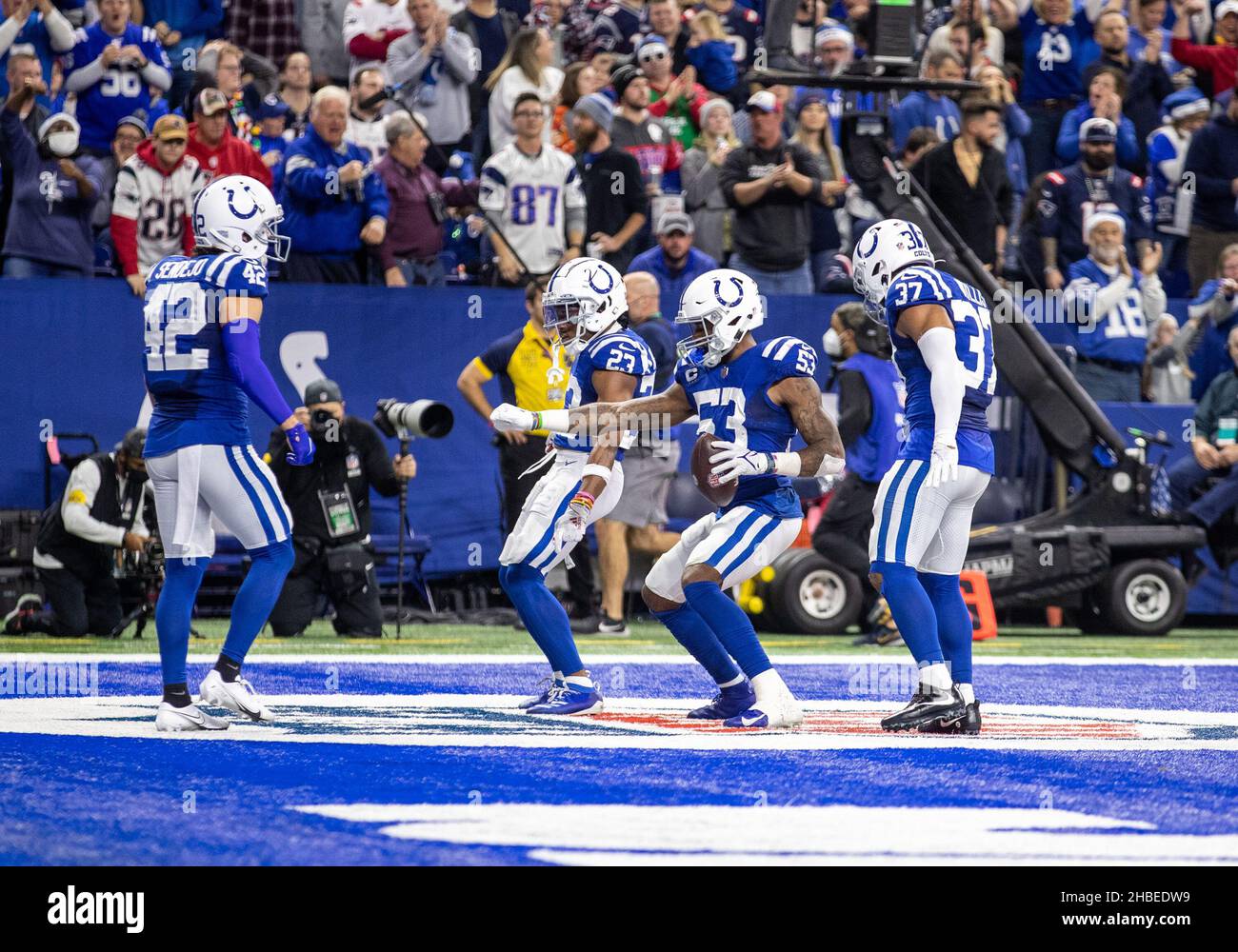 December 18, 2021: Indianapolis Colts players celebrate interception by ...