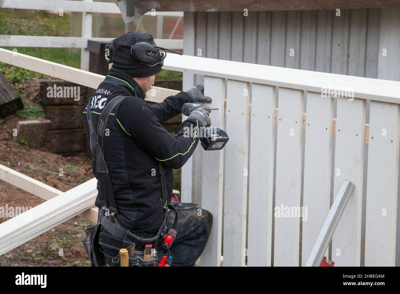CARPENTER are working on building a fence Stock Photo - Alamy