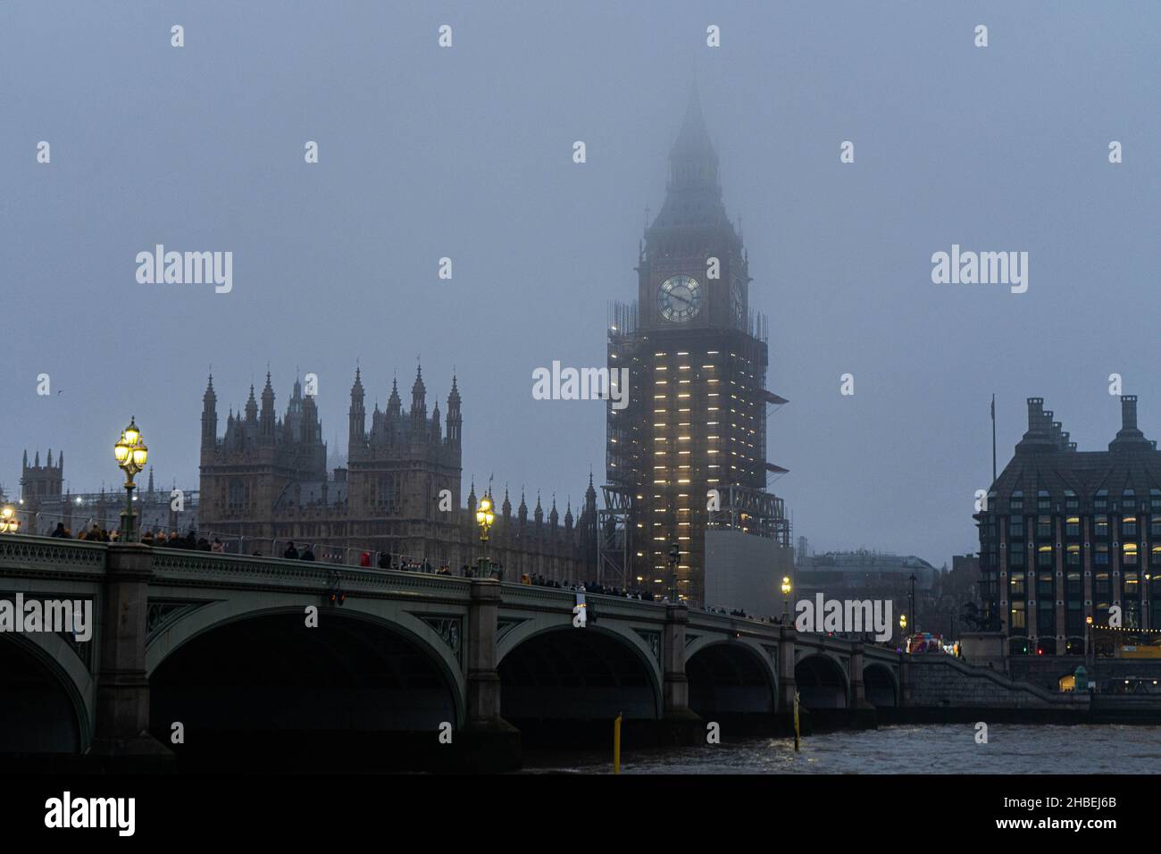 WESTMINSTER LONDON,UK. 19 December 2021. Elizabeth clock tower and the ...