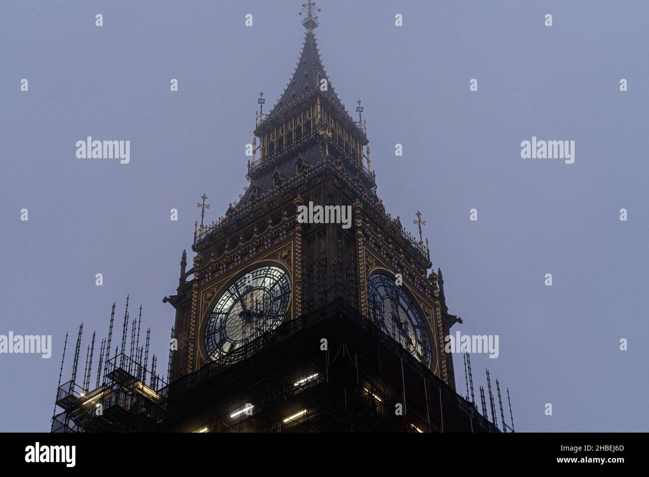 WESTMINSTER LONDON,UK. 19 December 2021. Elizabeth clock tower and the ...