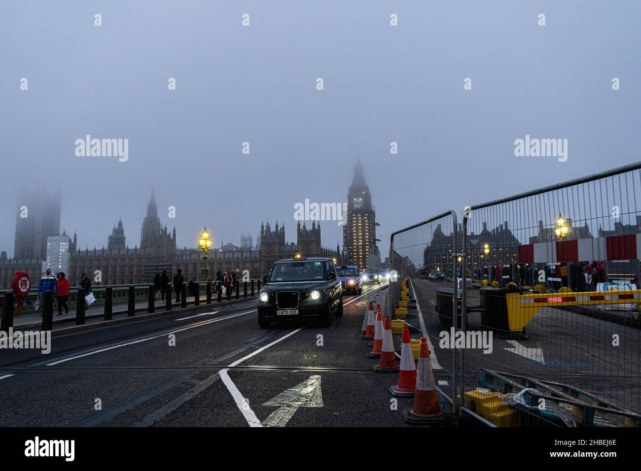 WESTMINSTER LONDON,UK. 19 December 2021. Elizabeth clock tower and the ...