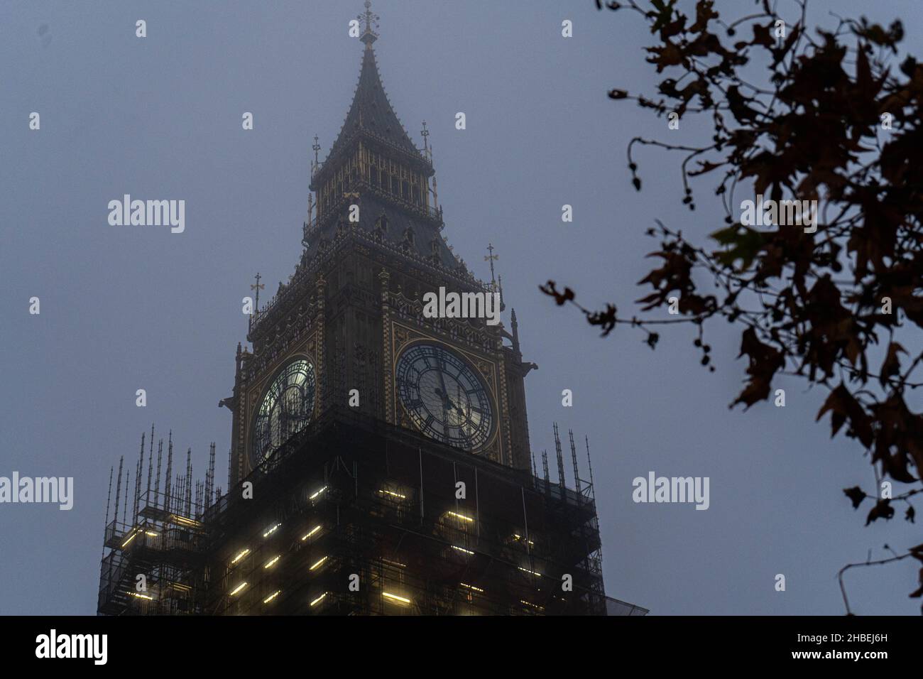 WESTMINSTER LONDON,UK. 19 December 2021. Elizabeth clock tower and the ...