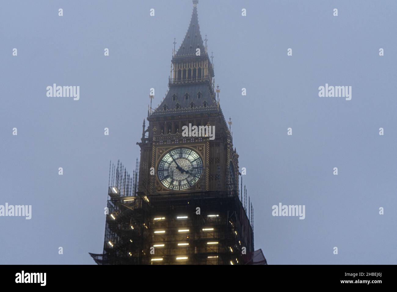 WESTMINSTER LONDON,UK. 19 December 2021. Elizabeth clock tower and the ...