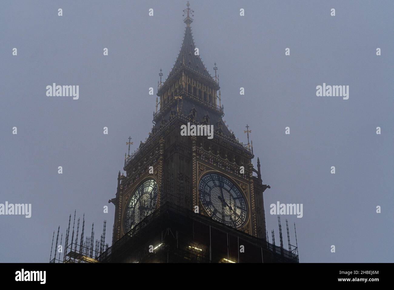 WESTMINSTER LONDON,UK. 19 December 2021. Elizabeth clock tower and the ...