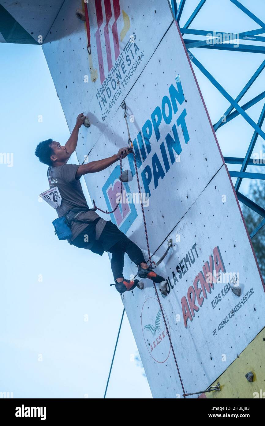 Kendari, Indonesia. 18th Dec, 2021. Aswar Sariani (27), a rock climber ...