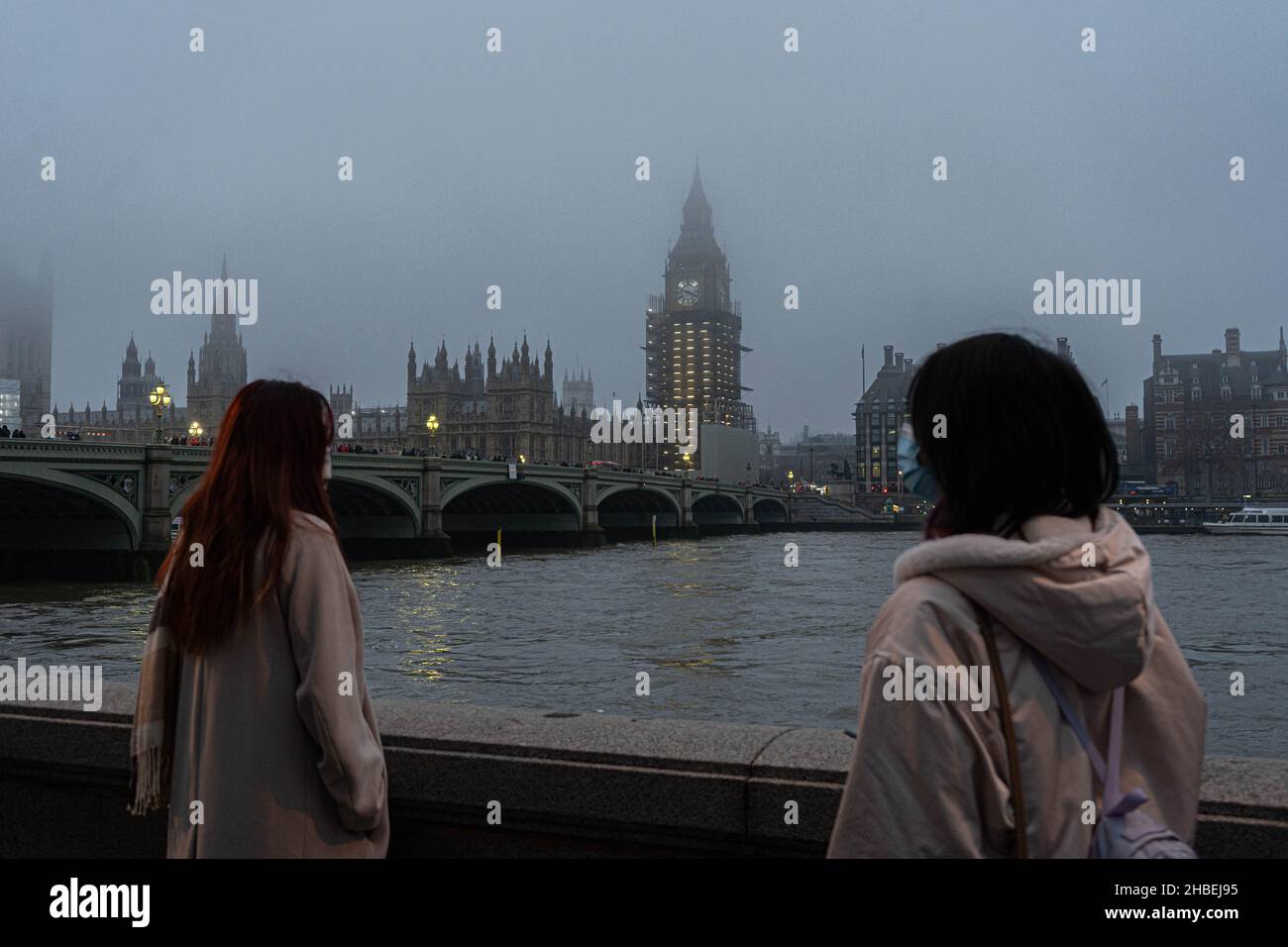 WESTMINSTER LONDON,UK. 19 December 2021. Elizabeth clock tower and the ...