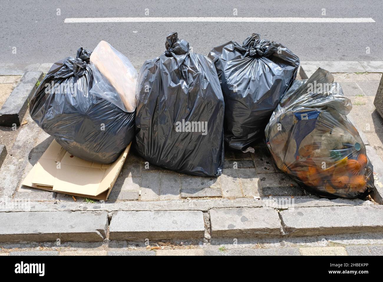 Street garbage hi-res stock photography and images - Alamy