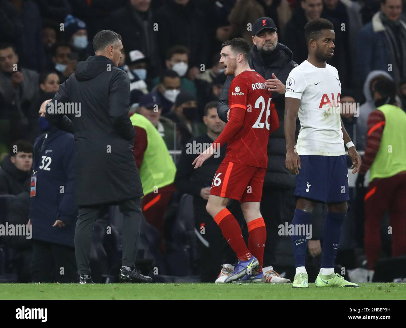 Liverpool manager jurgen klopp walks off hi-res stock photography and ...
