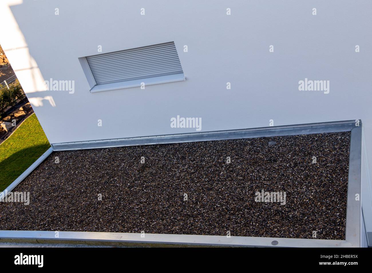 Well-sealed garage roof backfilled with pebbles Stock Photo - Alamy