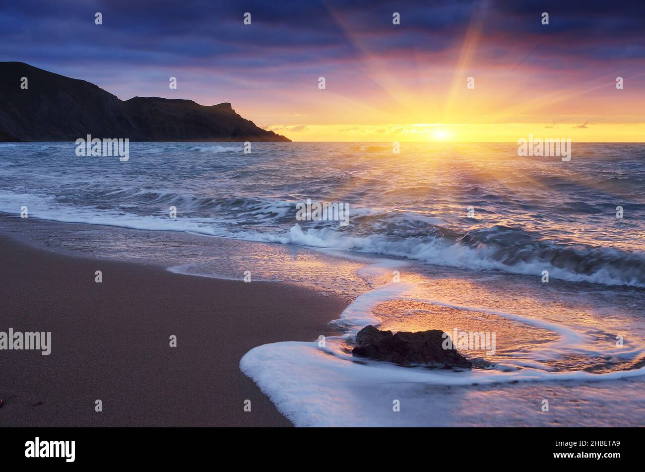 Morning landscape with a beautiful sunrise. Seascape with waves Stock ...