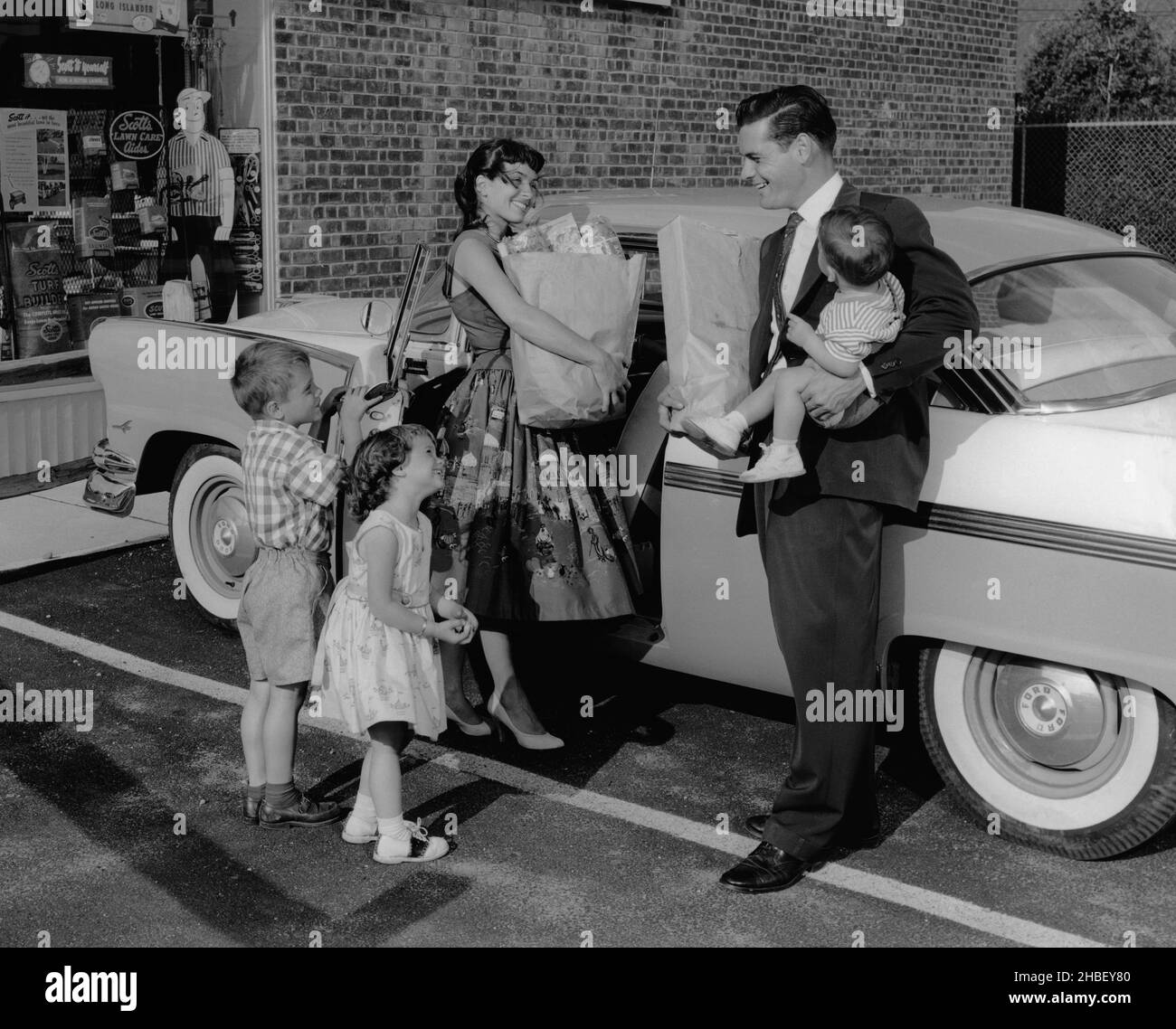 Happy family car at Black and White Stock Photos & Images - Alamy