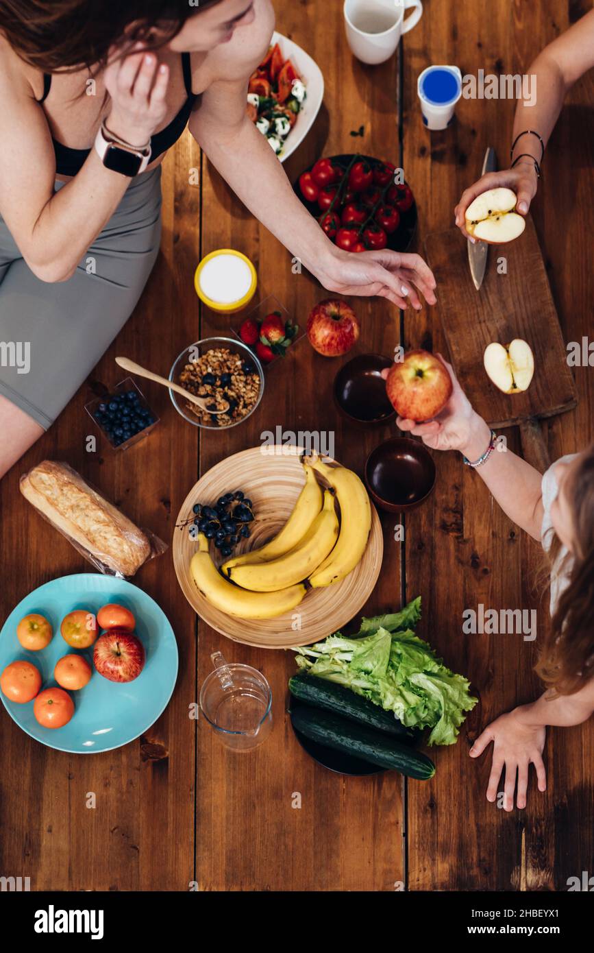 Sporty woman fruits vegetables hi-res stock photography and images - Alamy