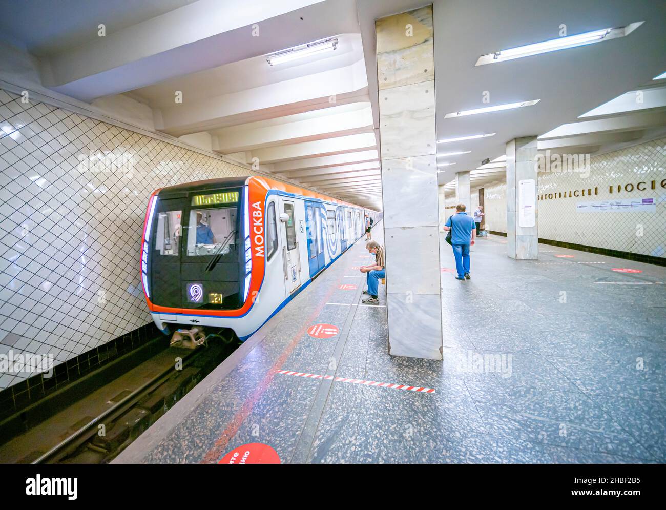 Moscow metro train arrives on Volgogradskiy prospect subway station ...
