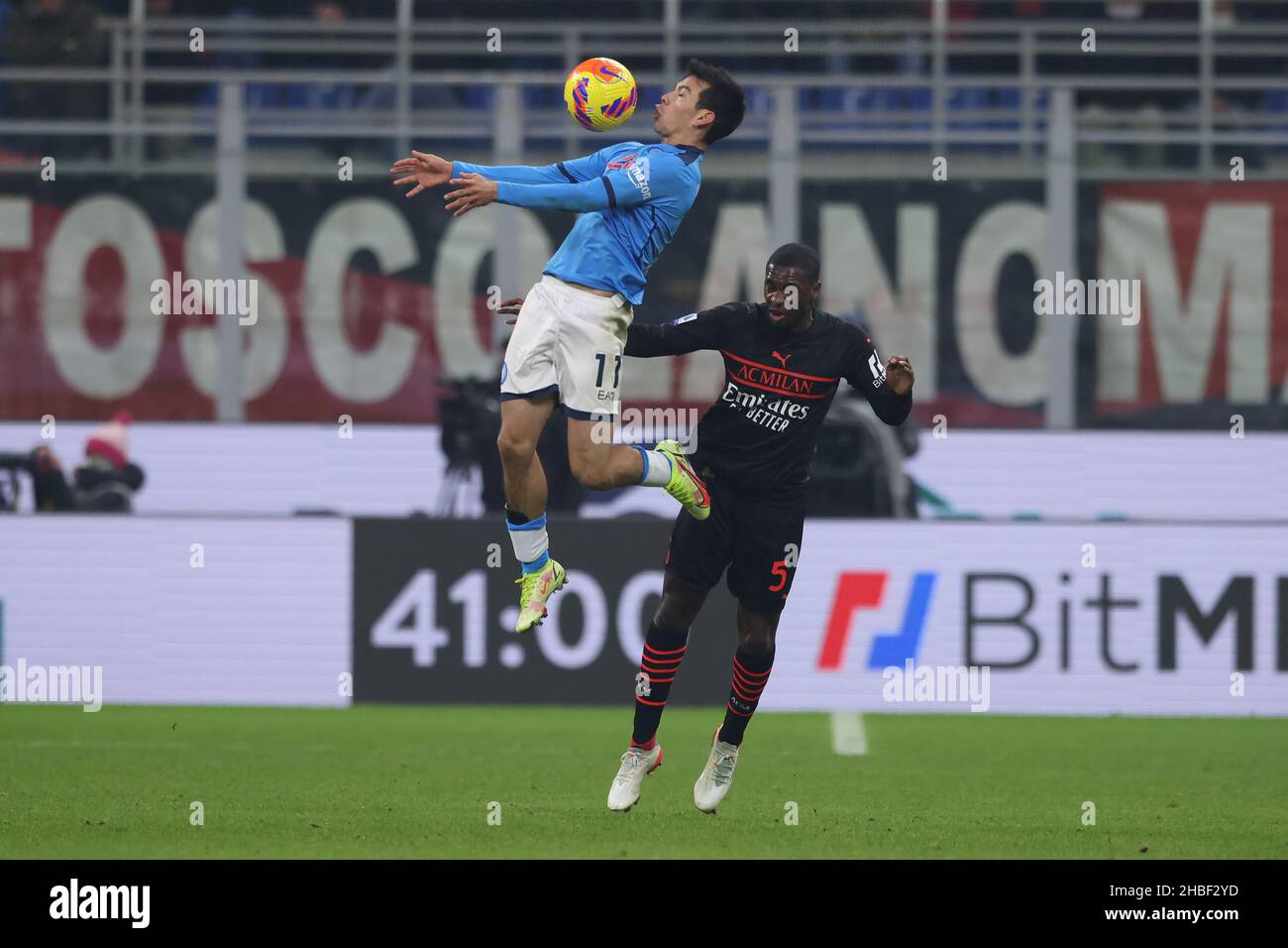 Chest control football hi-res stock photography and images - Alamy