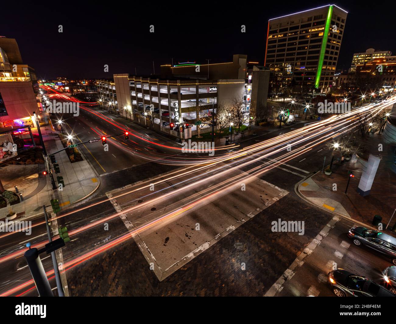 Intersection at night hi-res stock photography and images - Alamy