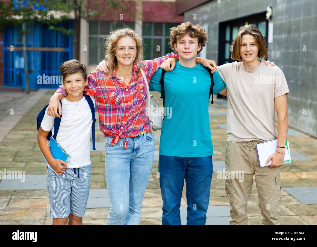 Four teenagers talking hi-res stock photography and images - Alamy