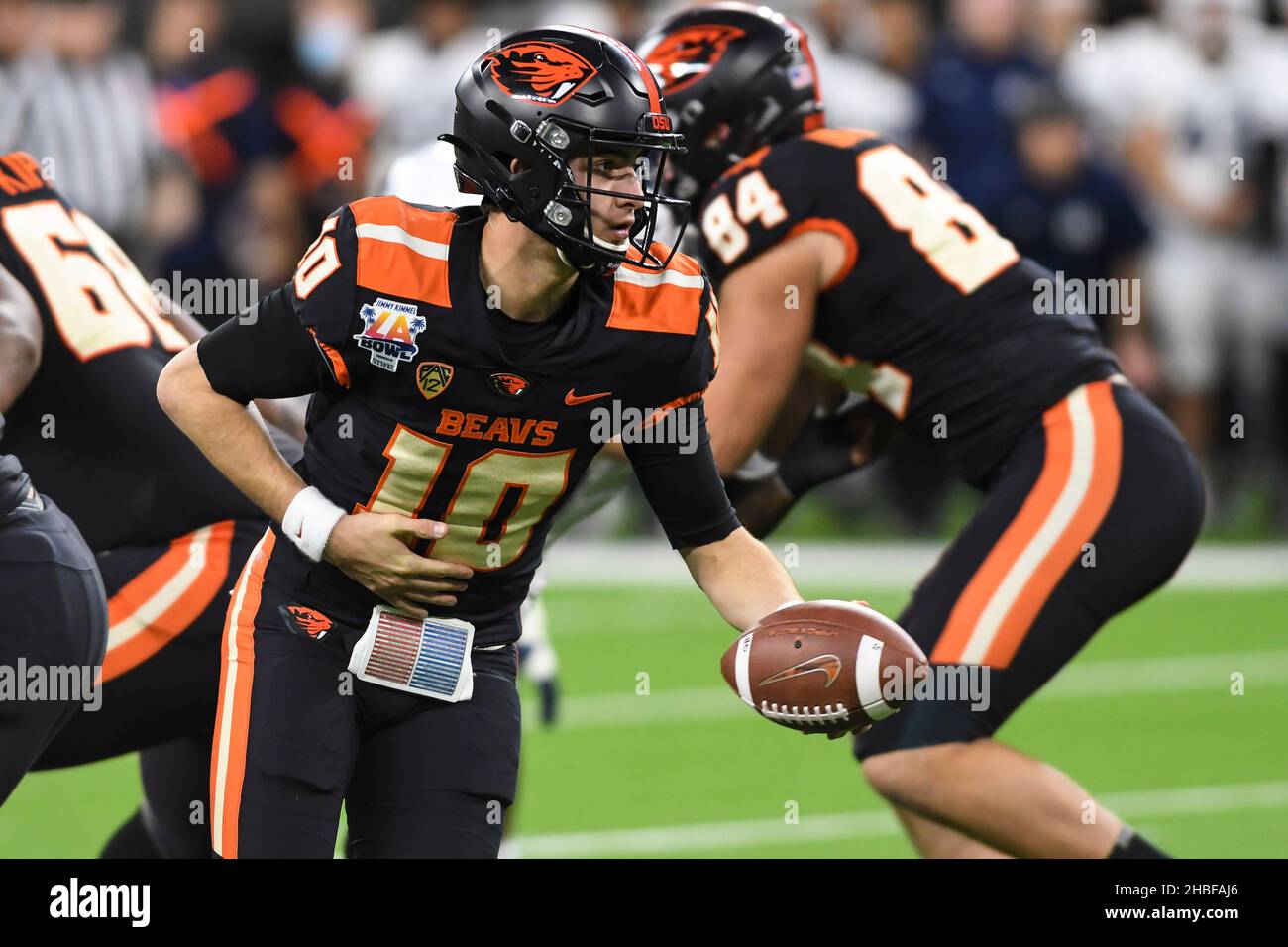 Handoff hi-res stock photography and images - Alamy