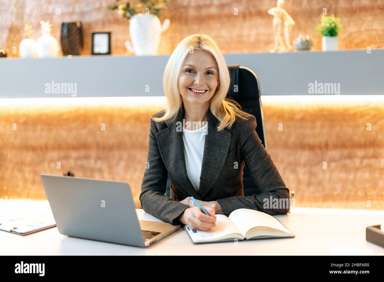 Middle corporate hi-res stock photography and images - Alamy
