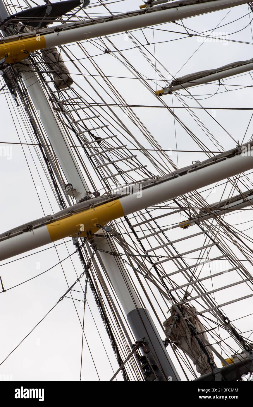 Ship mast and rigging Stock Photo - Alamy
