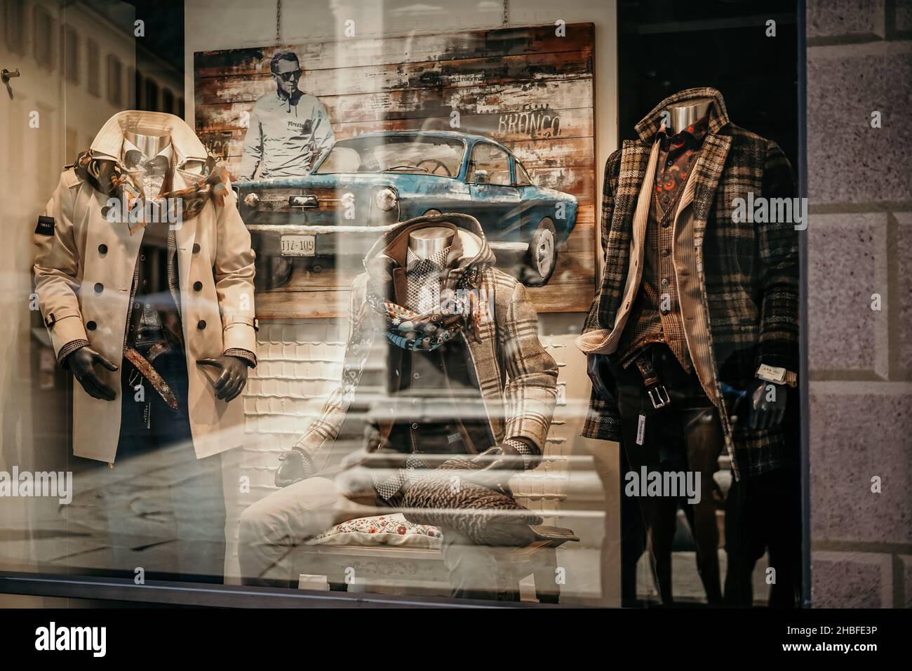 Cool suits hi-res stock photography and images - Alamy