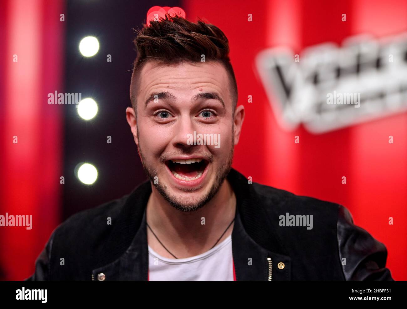 Berlin, Germany. 19th Dec, 2021. Singer Sebastian Krenz cheers after ...