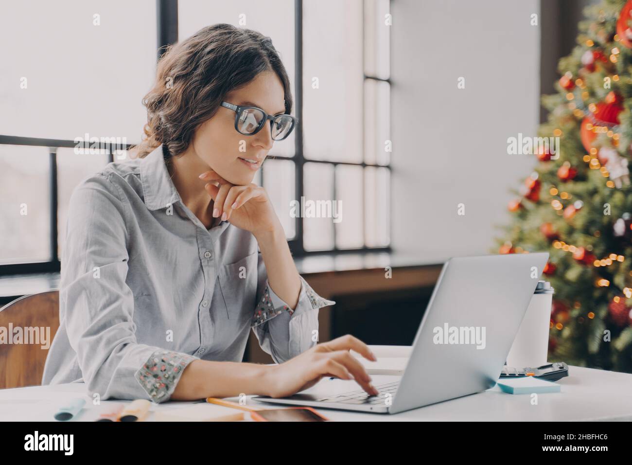 Woman working on pc hi-res stock photography and images - Alamy