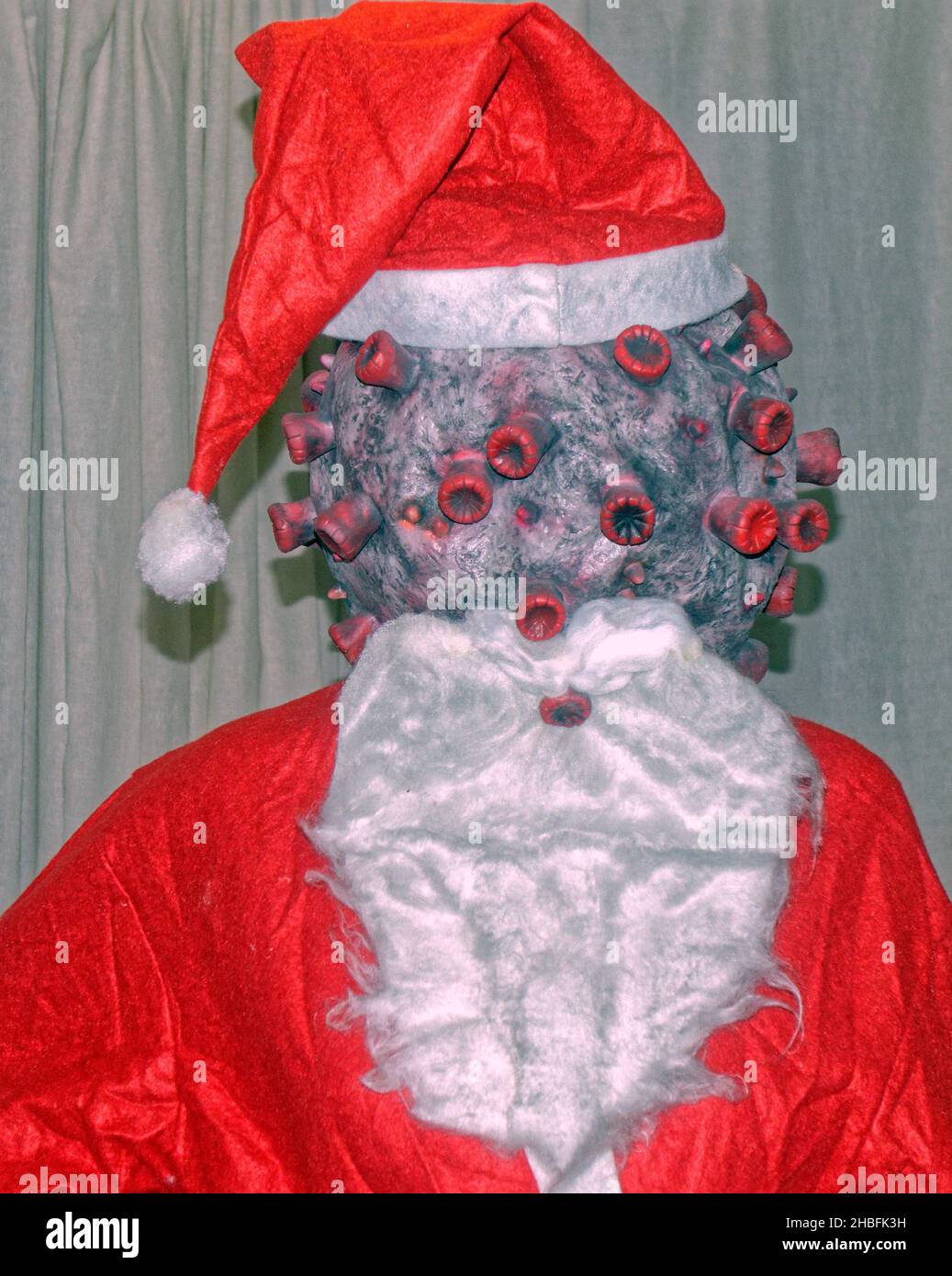 Glasgow, Scotland, UK 20th December, 2021. Covid father Christmas ...