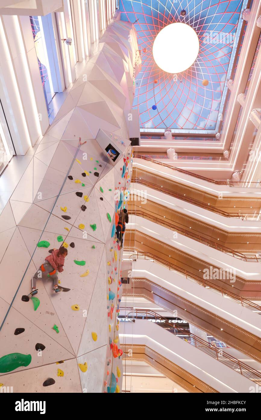 SHANGHAI, CHINA - DECEMBER 19, 2021 - Winter fitness enthusiasts ...