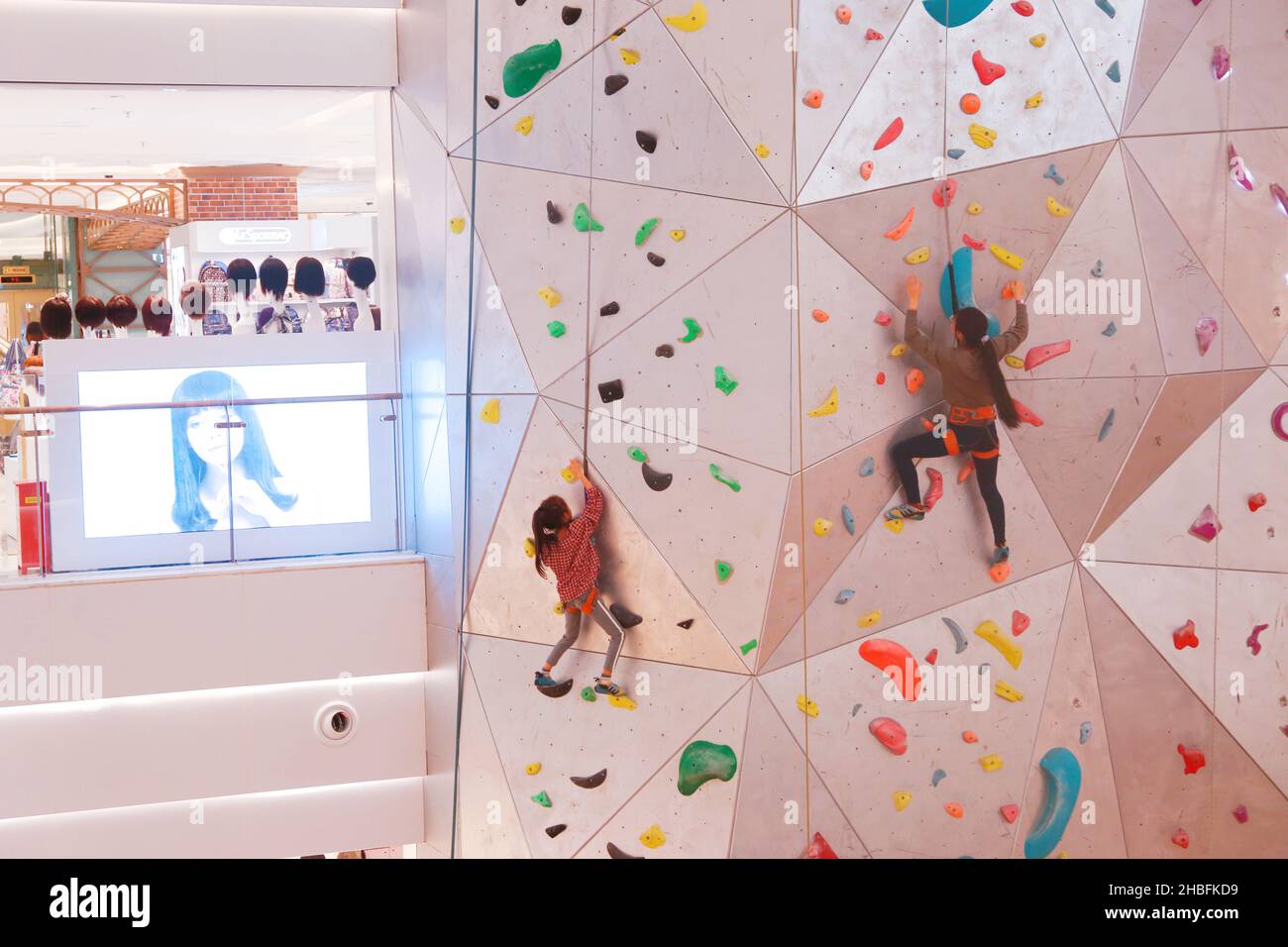 SHANGHAI, CHINA - DECEMBER 19, 2021 - Winter fitness enthusiasts ...