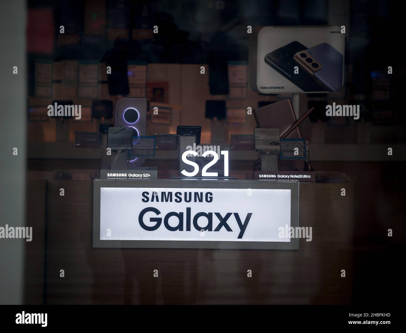 Picture of various models of Galaxy S21 for sale in an Samsung store of ...