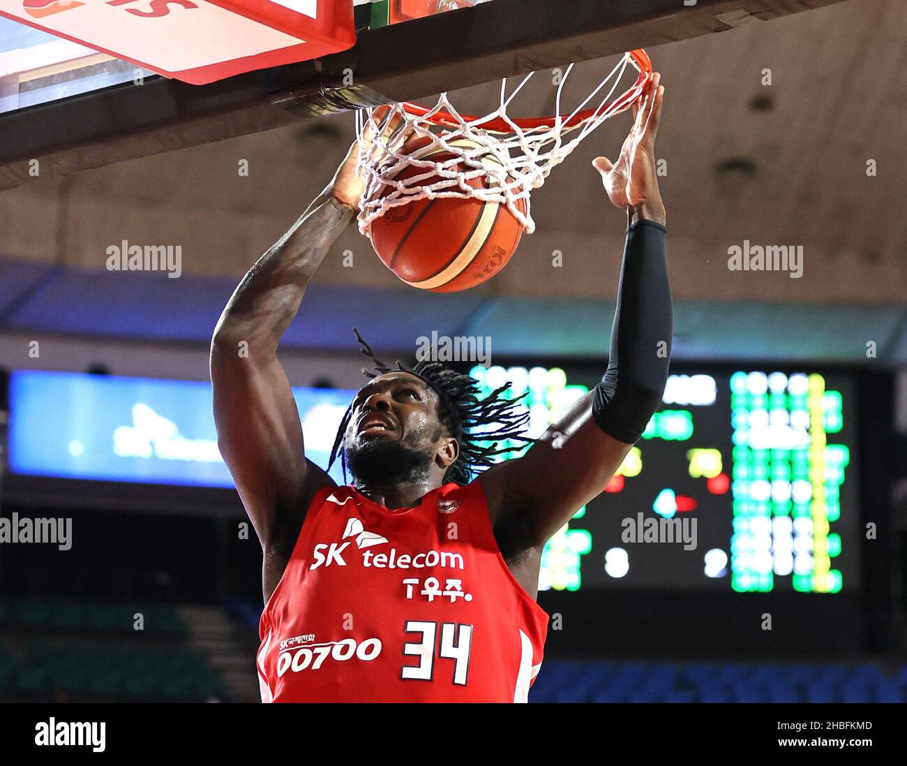 20th Dec, 2021. Jameel Warney in action Seoul SK Knights' Jameel Warney dunks during a Korean ...