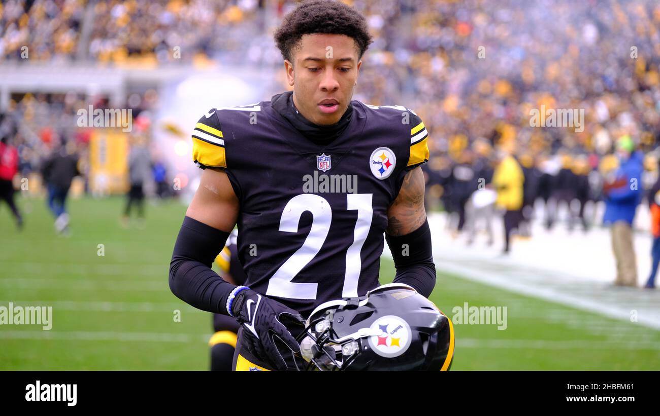 Pittsburgh, PA, USA. 19th Dec, 2021. Tre Norwood #21 during the ...