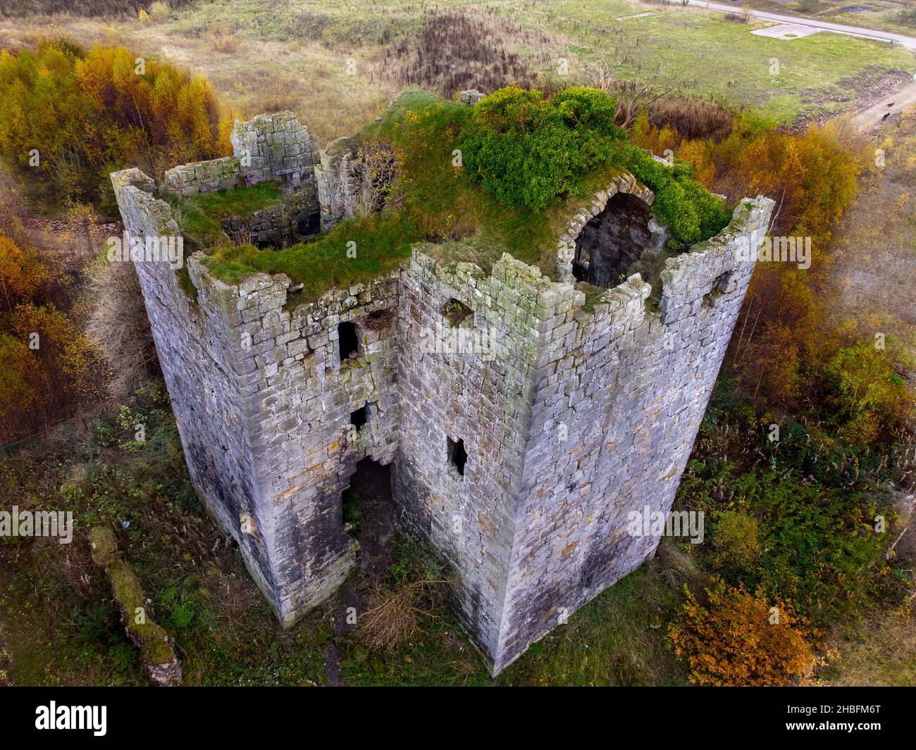 Almond Castle is a ruined. It is west of Linlithgow, and north of the ...