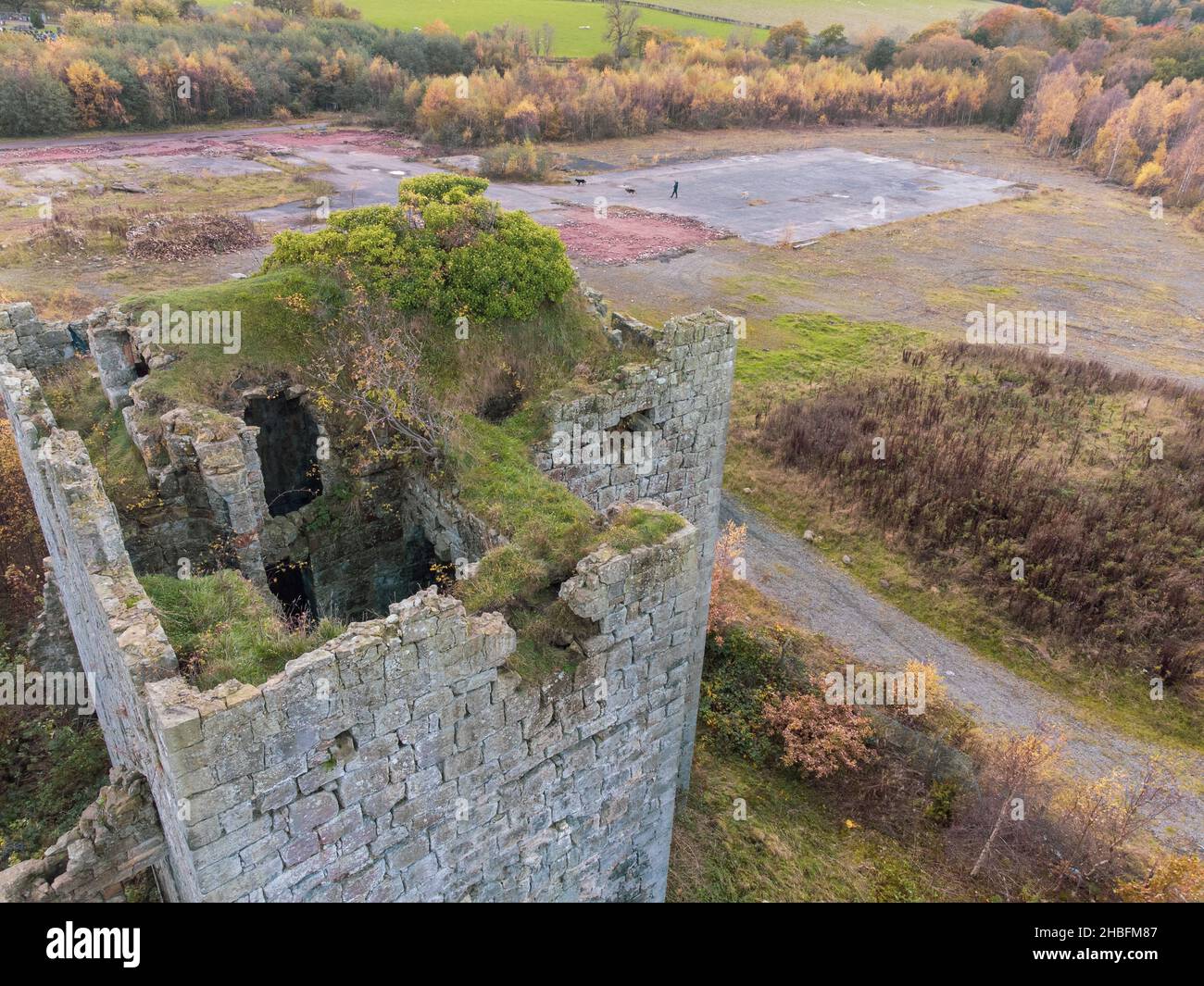 Almond Castle is a ruined. It is west of Linlithgow, and north of the ...