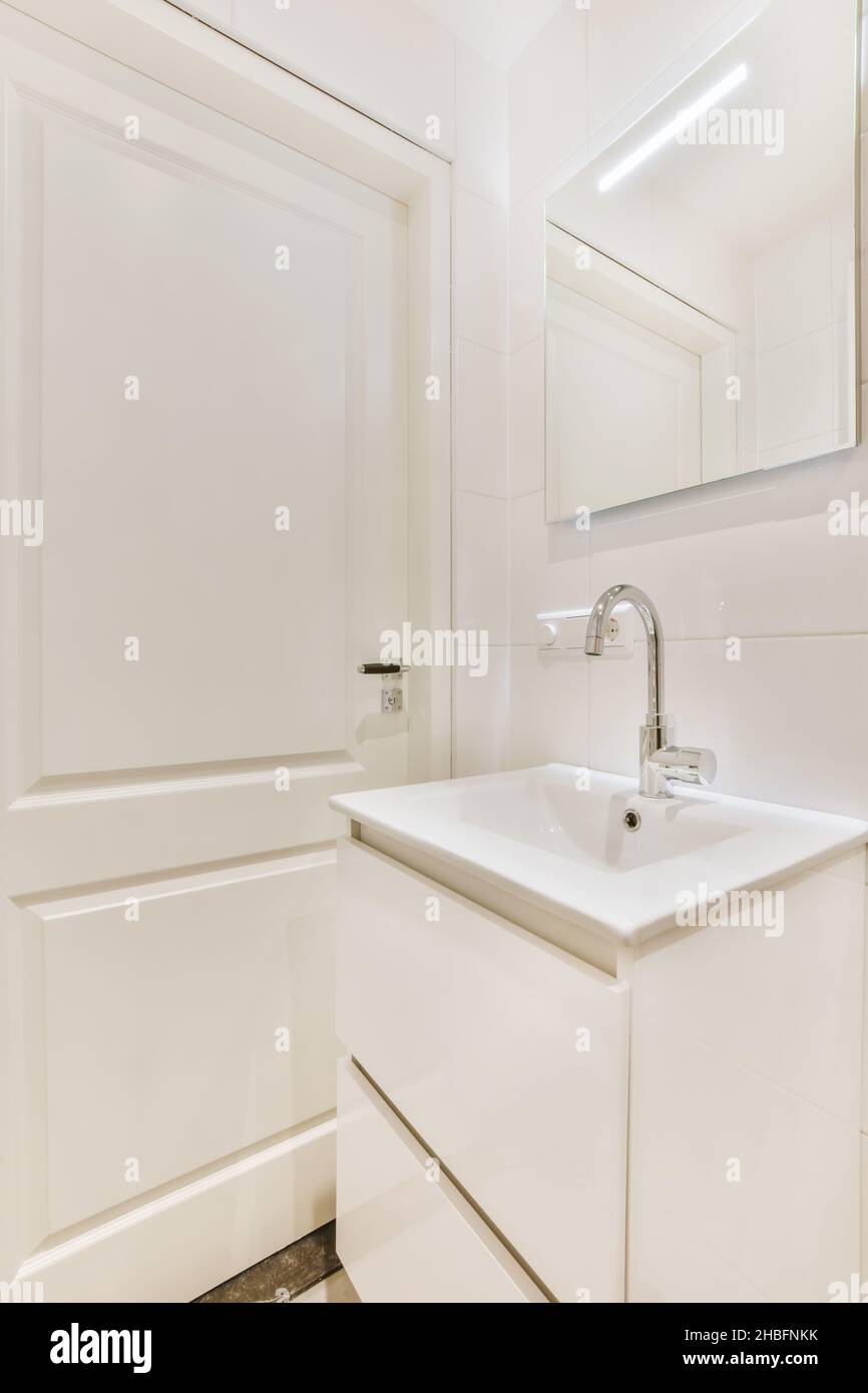 An all-white bathroom in an elegant apartment Stock Photo - Alamy