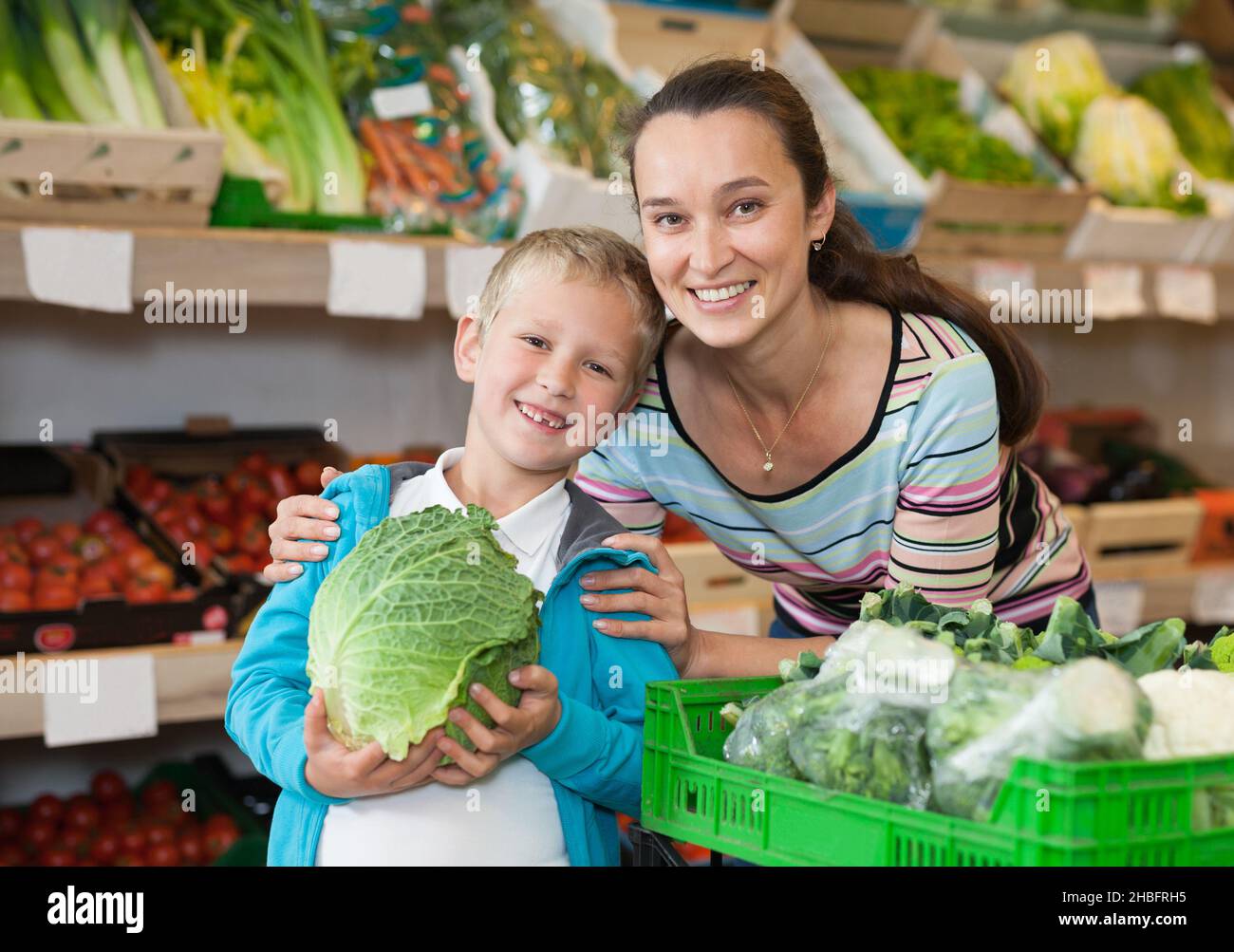 Little boy with mother choosing broccoli Stock Photo - Alamy