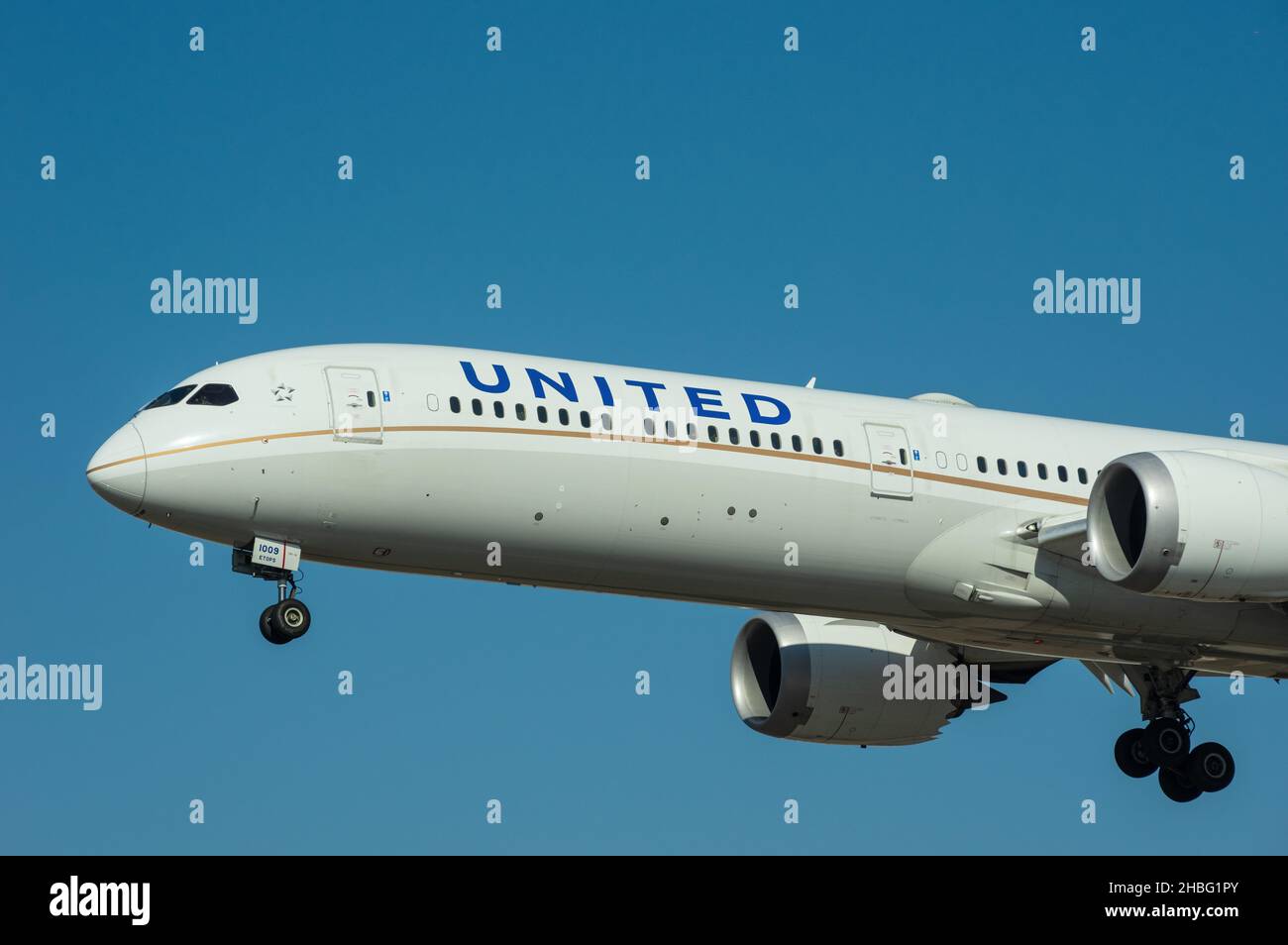 787 arriving hi-res stock photography and images - Alamy