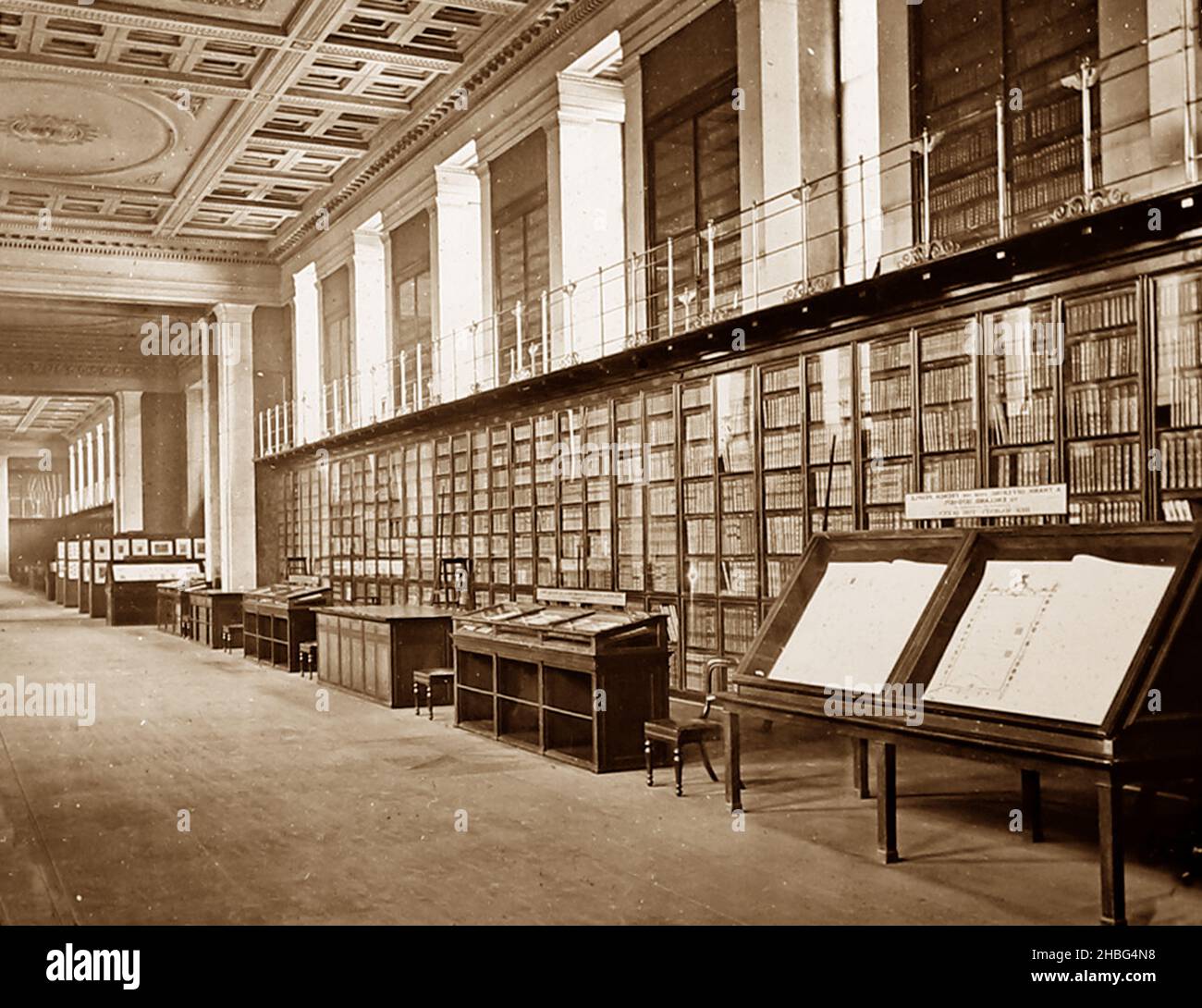 Victorian library hi-res stock photography and images - Alamy