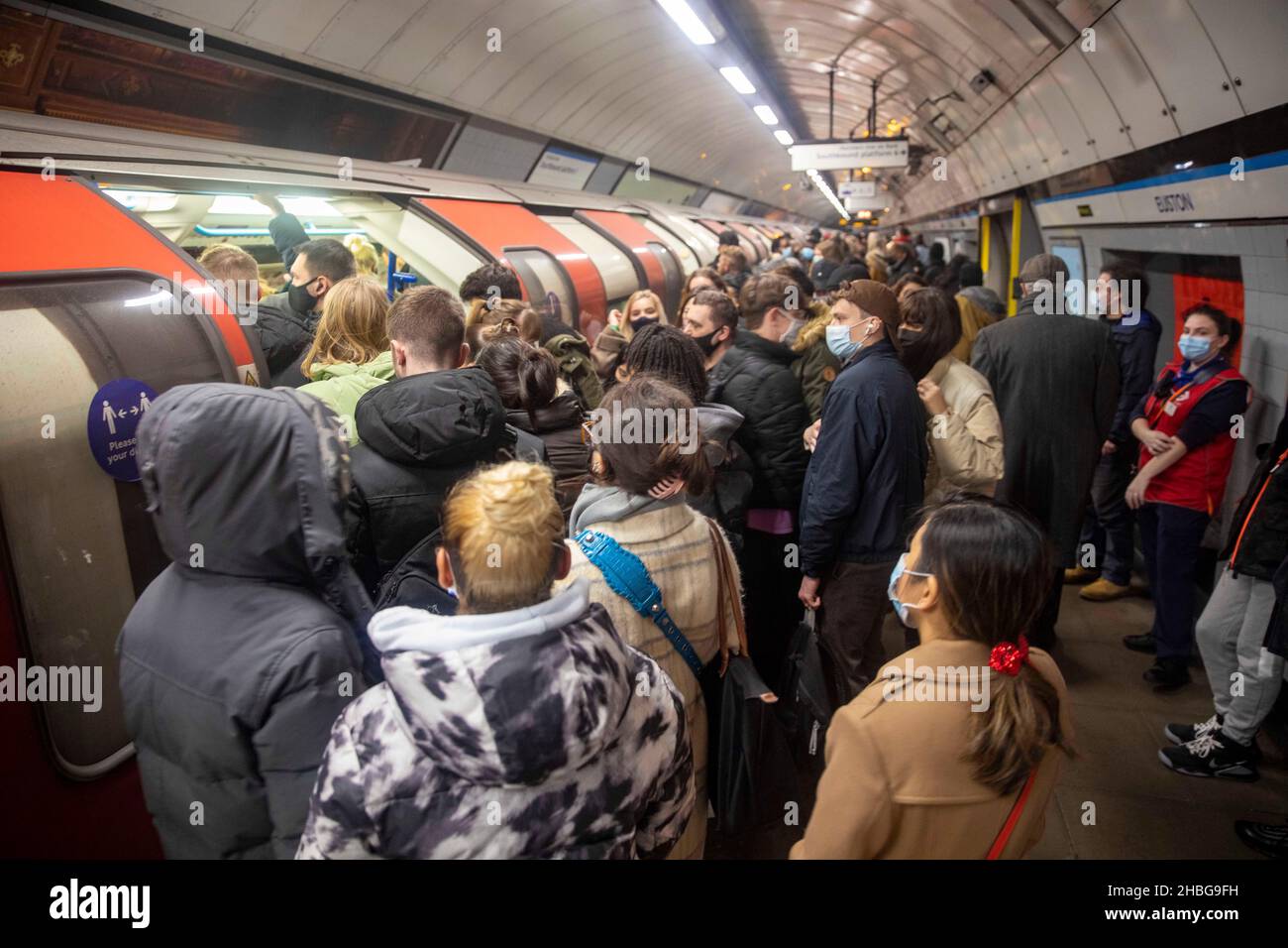 Crowded packed london underground tube hi-res stock photography and ...