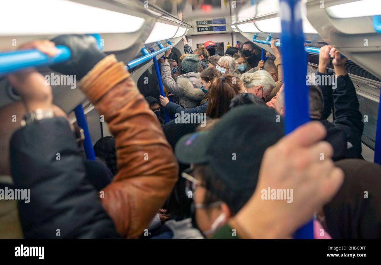 Crowded packed london underground tube hi-res stock photography and ...