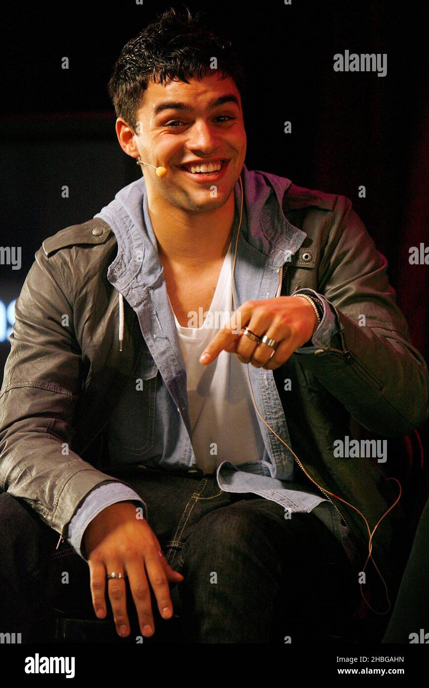Sean Teale speaks during the Meet the Cast: Skins event at the Apple ...