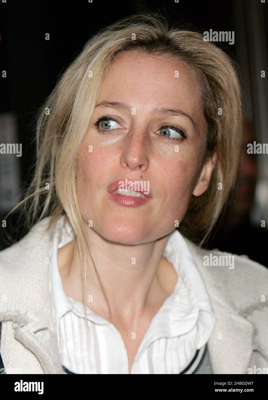 Gillian anderson arrives cleopatra hi-res stock photography and images ...
